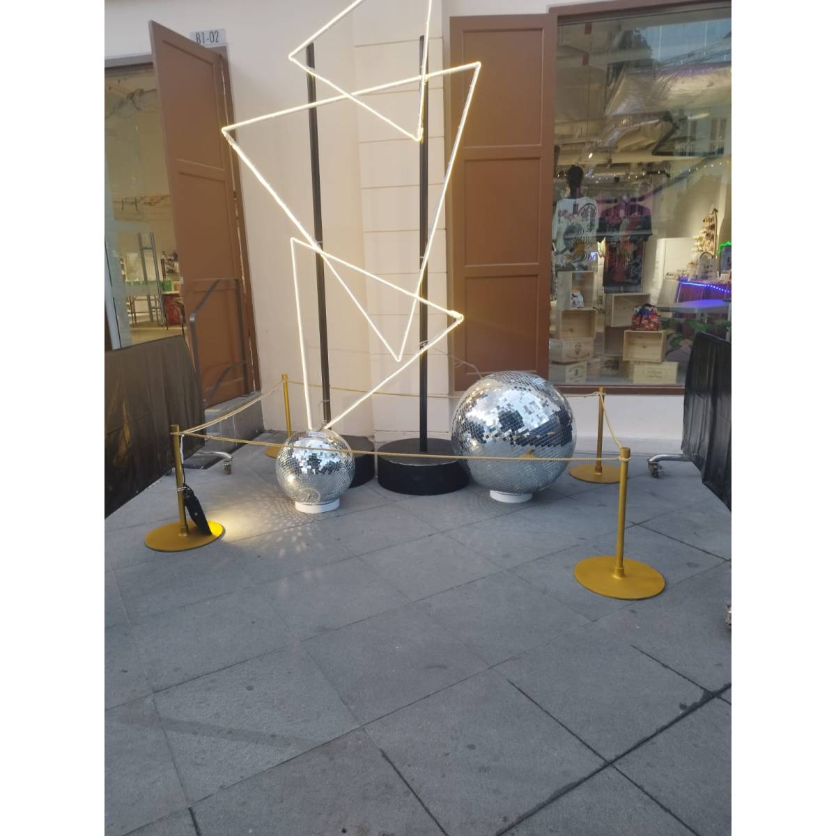 Short 60cm Classy glamorous Gold / Black exhibition Barricade ( Fence ...