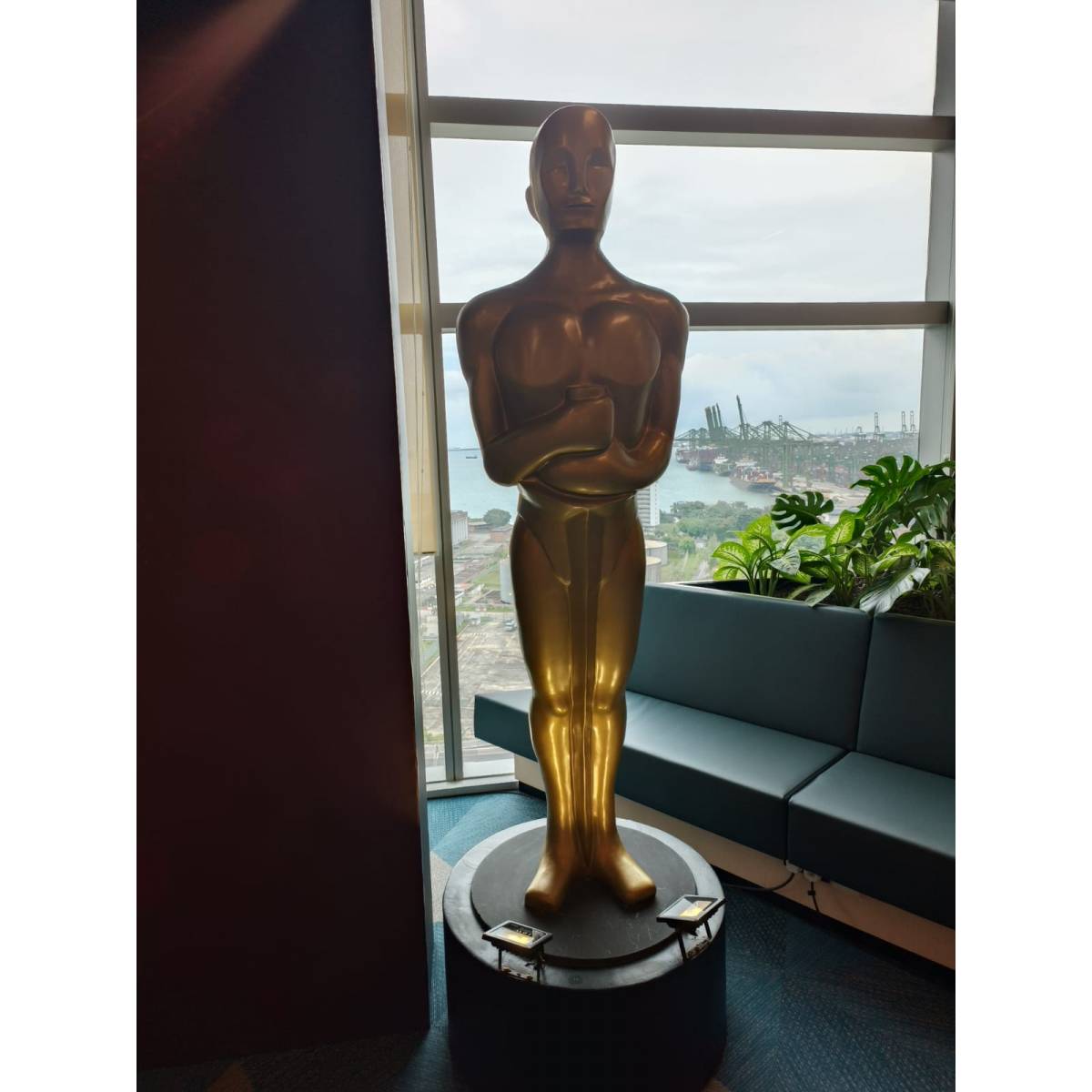 Oscar Statue - Sg's Largest Thematic Ballroom Props and DnD Decor ...